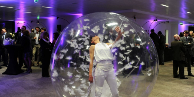 Danse dans une bulle - Danseuses évoluants dans des bulles